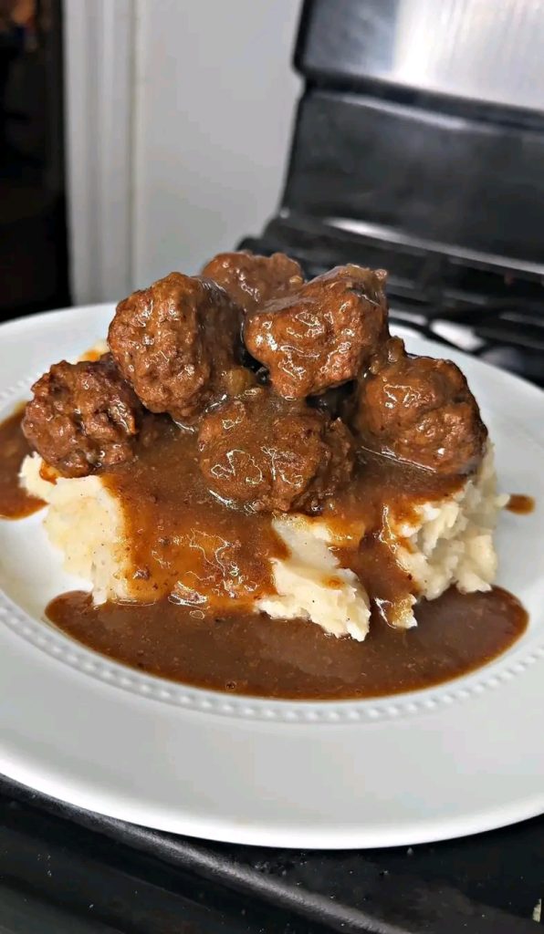 Smothered Meatballs with Gravy – Foodie Infoo